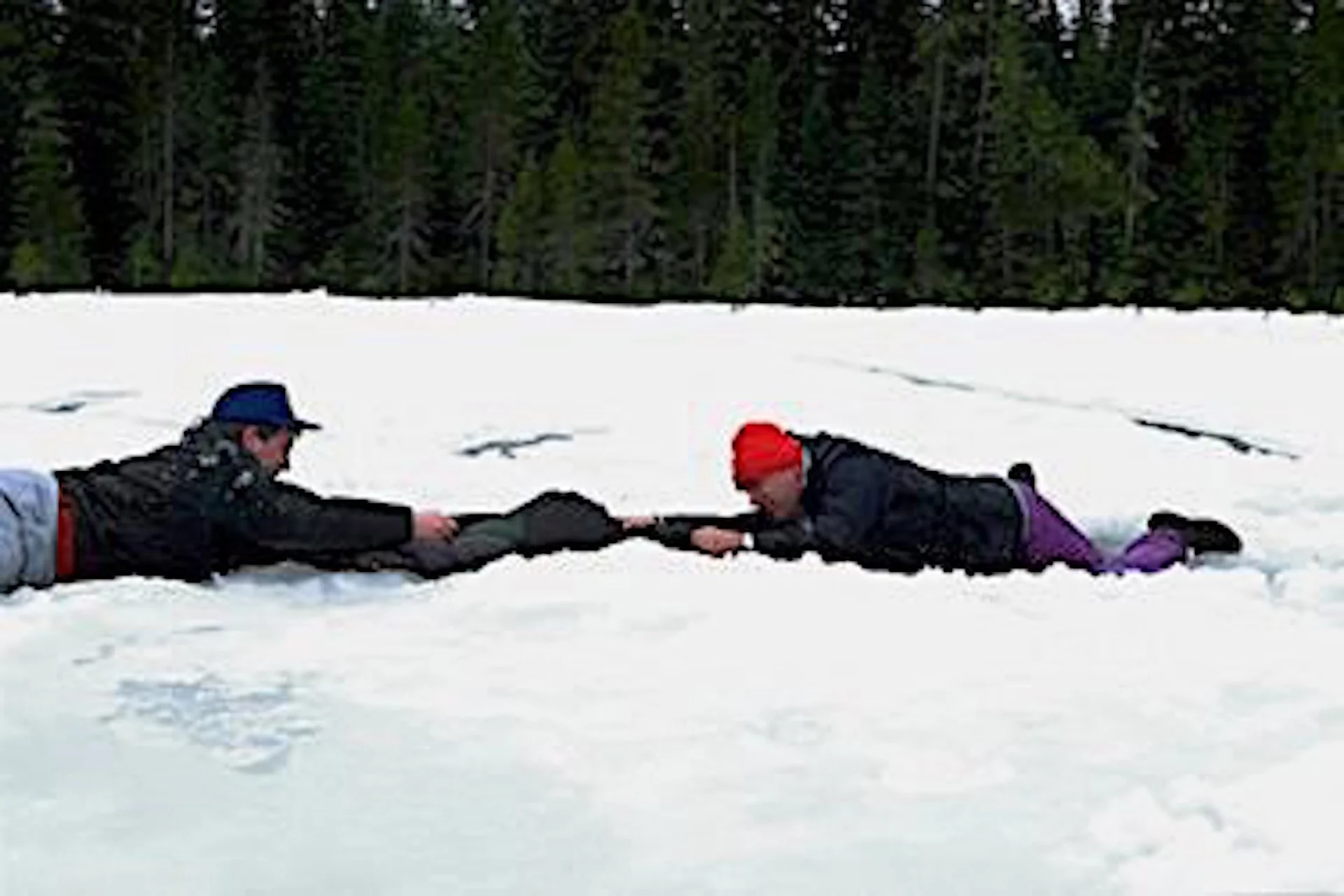 Steps to follow to ensure your survival after a fall through the ice ...