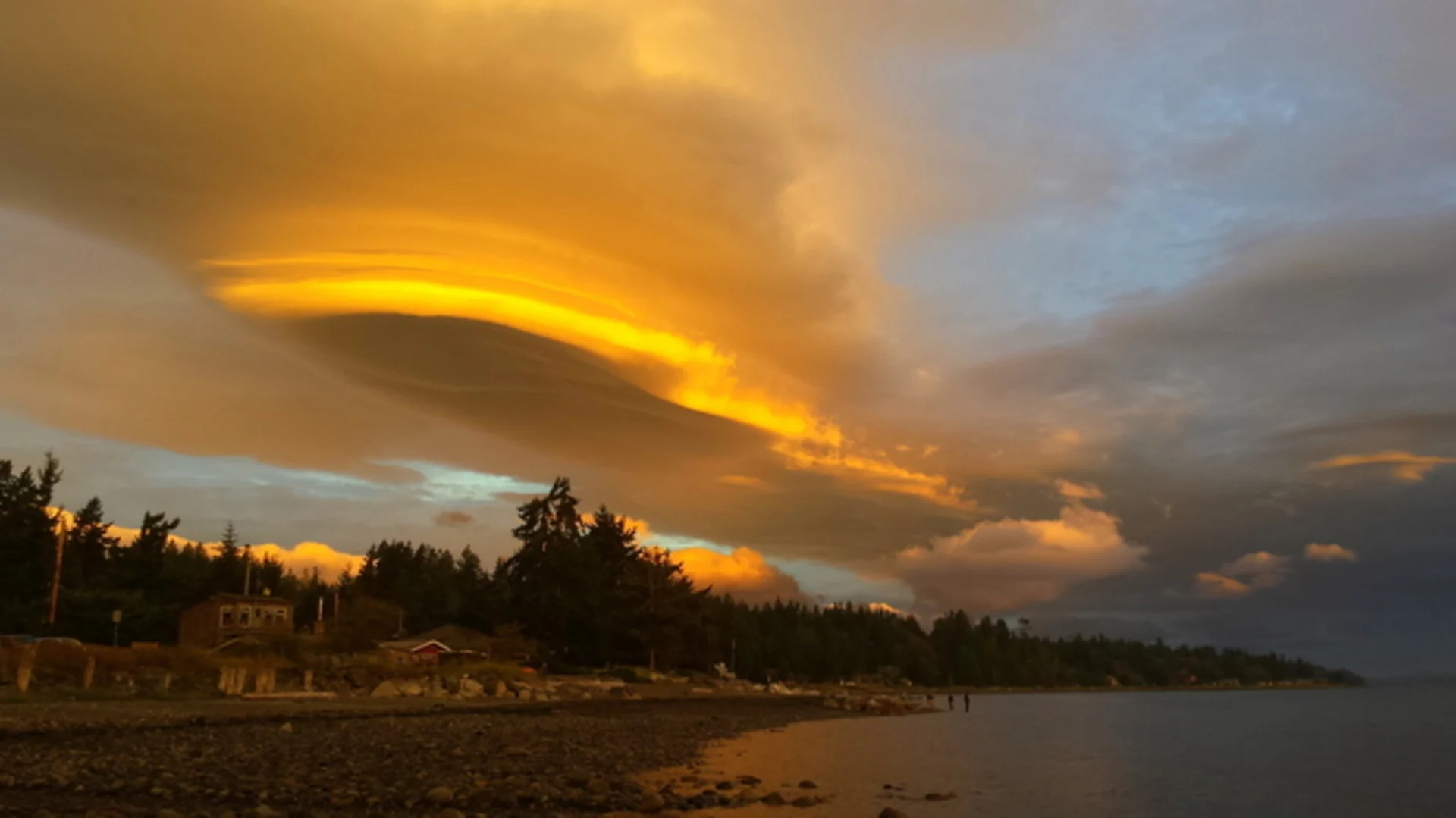 No aliens, just weather: The stunning 'UFO' cloud over Sydney - The ...