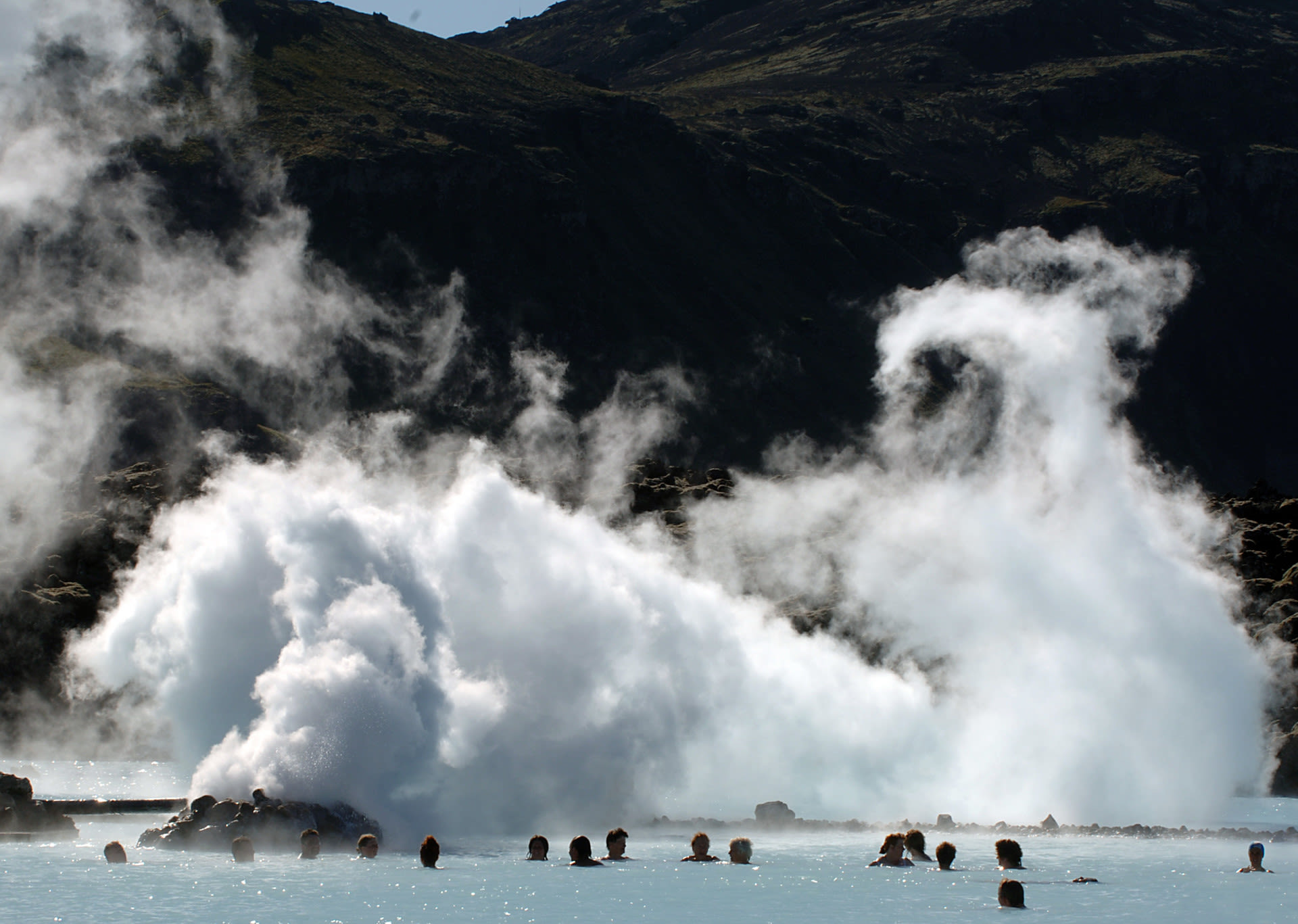 Earthquakes, volcanic activity forces Blue Lagoon tourist attraction to ...