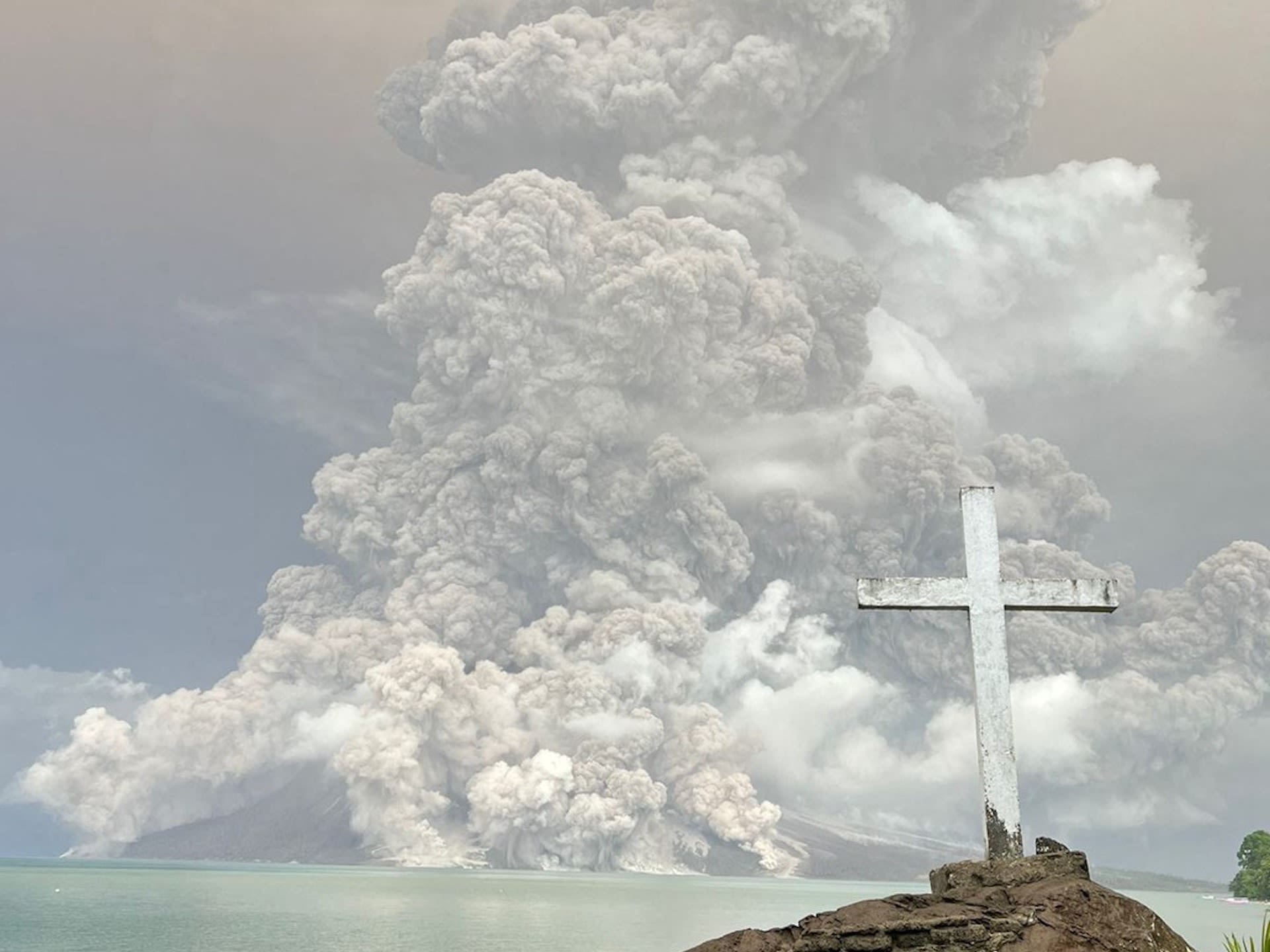 Indonesia's Ruang volcano erupts, more than 12,000 people evacuated ...