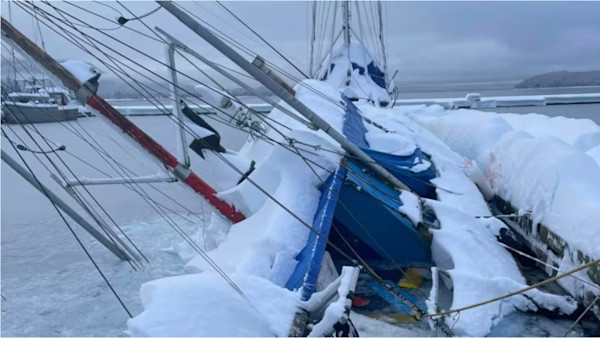 Heavy snowfall in Juneau, Alaska, sinks boats in harbour - The Weather ...