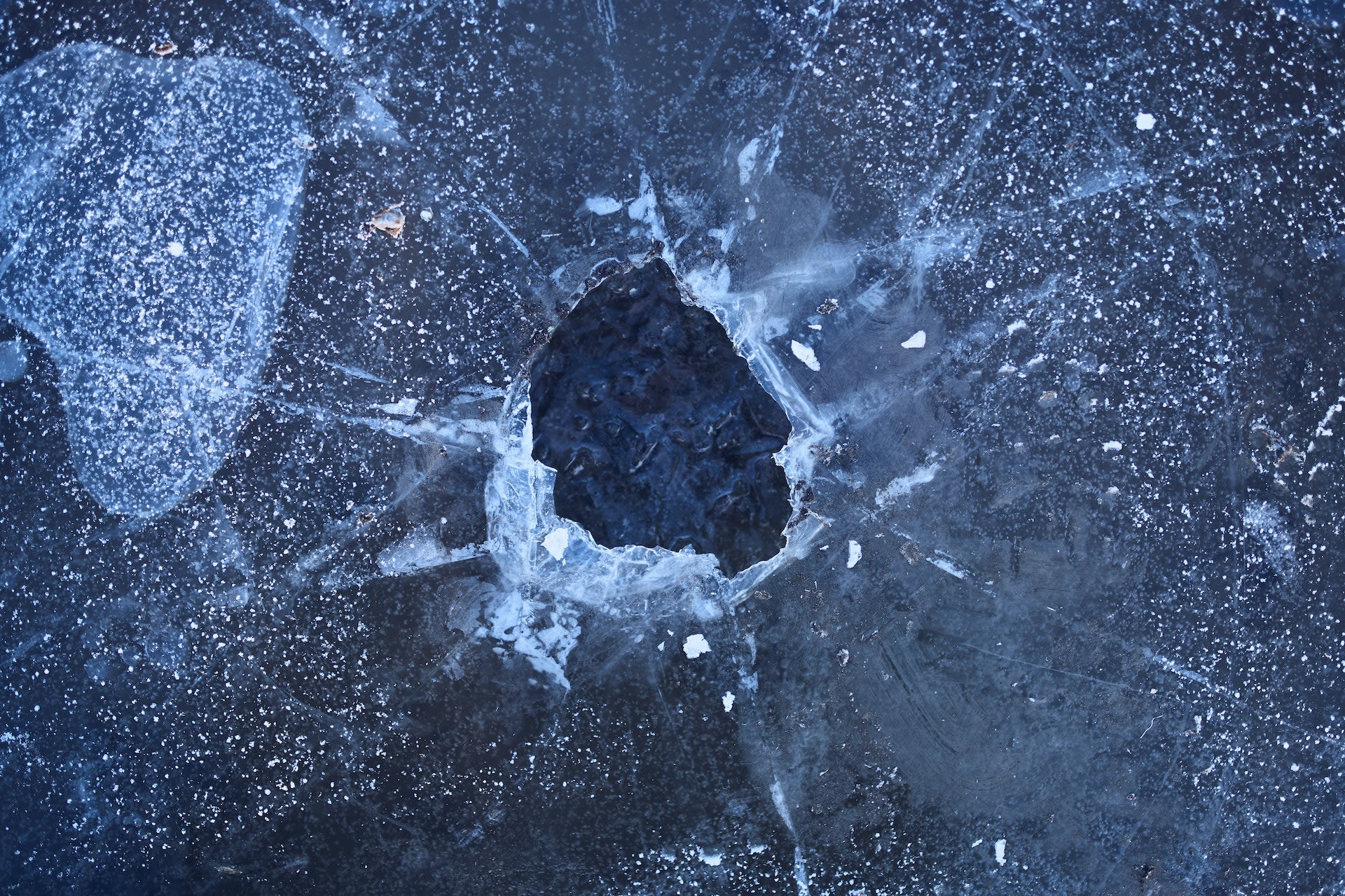 Steps to follow to ensure your survival after a fall through the ice ...