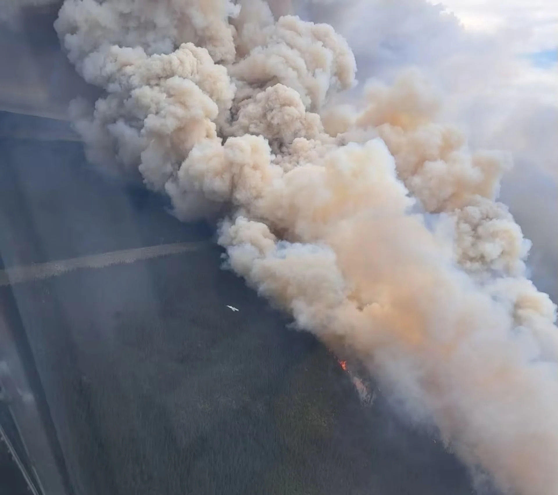 Fire jumps river, prompting full evacuation of power-generating ...