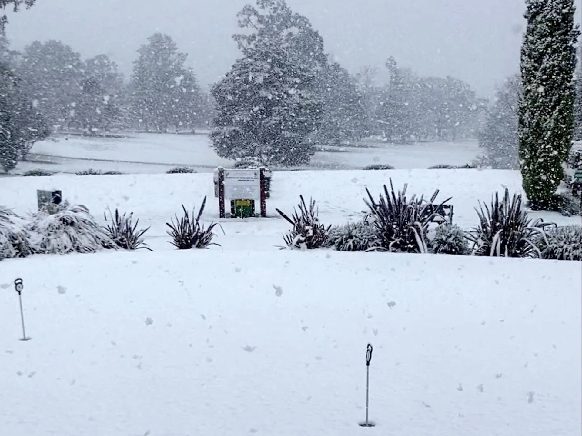 Australian towns blanketed with up to 40 cm of rare snow in wild ...