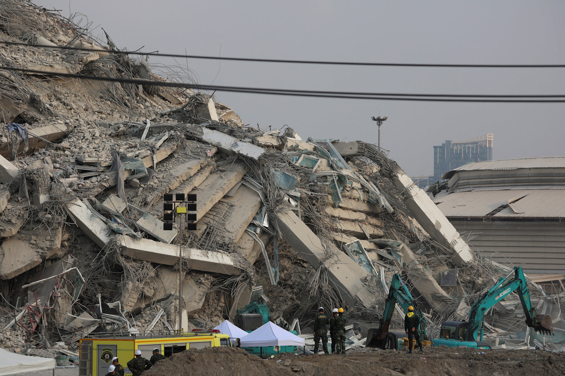 Myanmar quake death toll passes 1,600, as junta lets in foreign ...