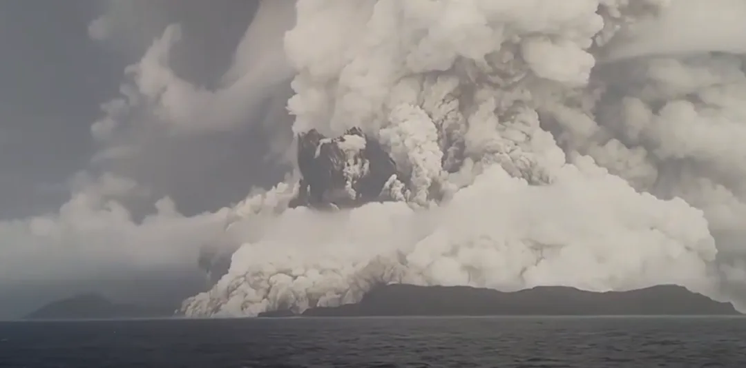 Éruption du volcan Hunga Tonga : l’atmosphère bouleversée - MétéoMédia