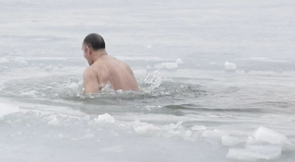 Polar plunge: How an icy dip could unlock health benefits - The Weather ...