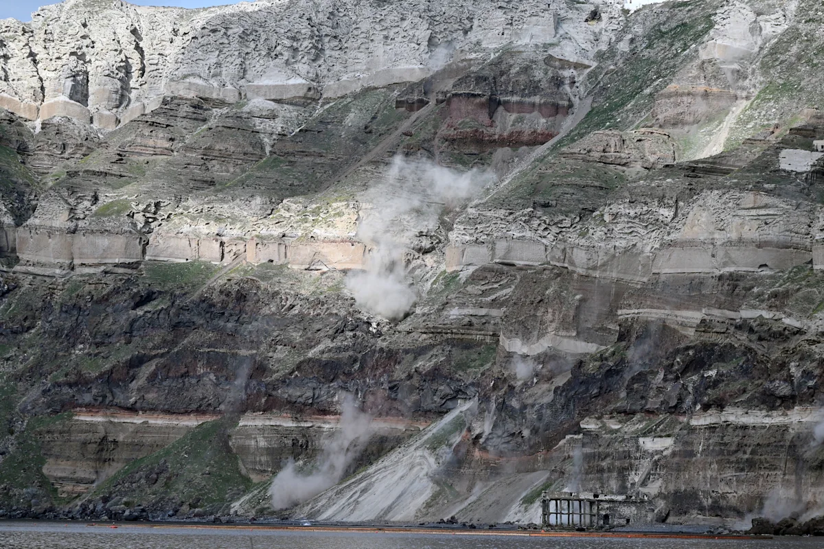 Hundreds flee Santorini as quakes disrupt life - The Weather Network