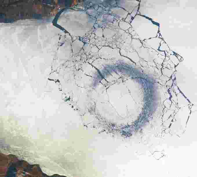 The Weather Network - Mysterious ice rings form on the world's deepest lake