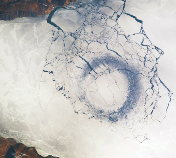 Mysterious ice rings form on the world's deepest lake - The Weather Network