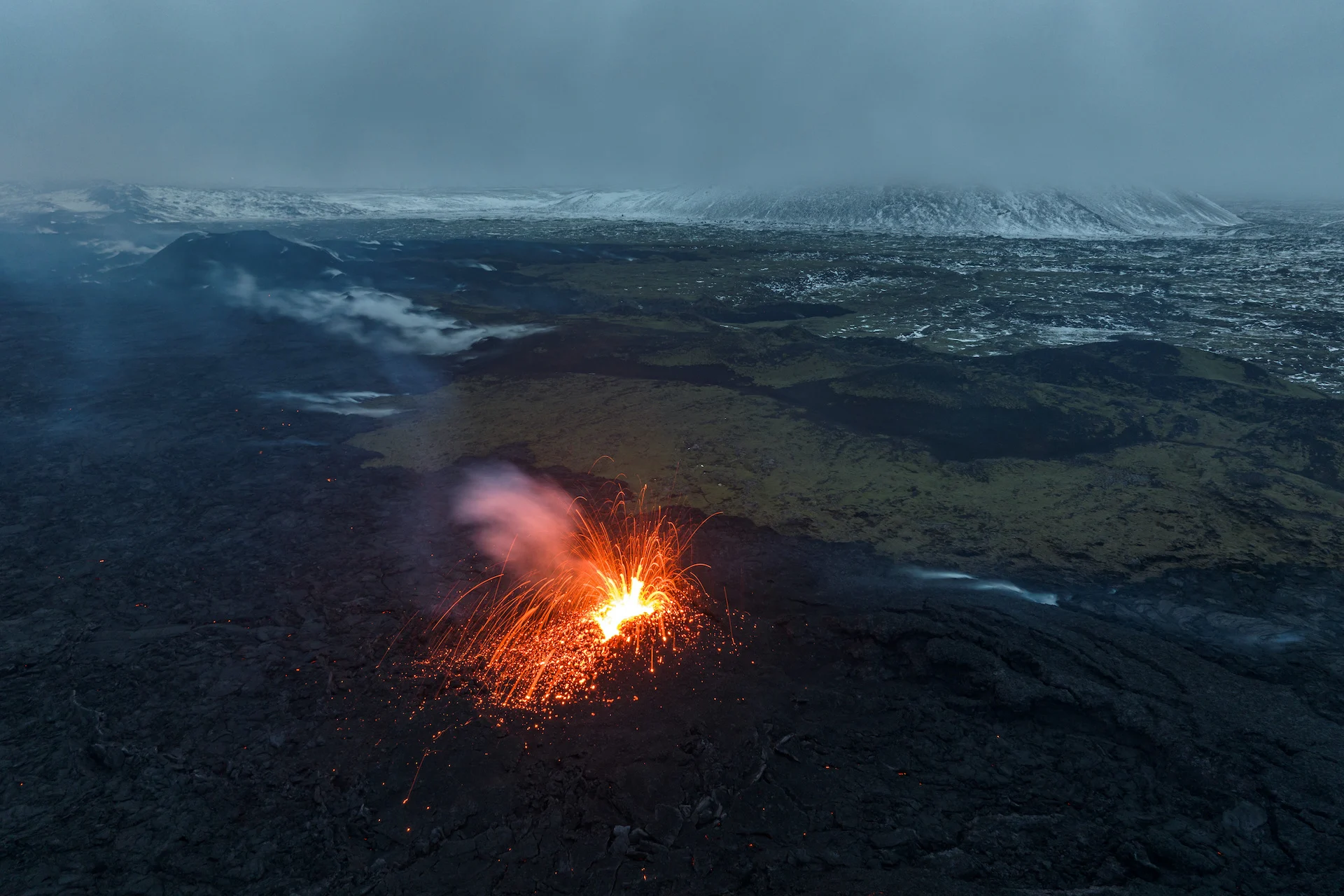 Lava flows from Iceland volcano continues to decrease - The Weather Network