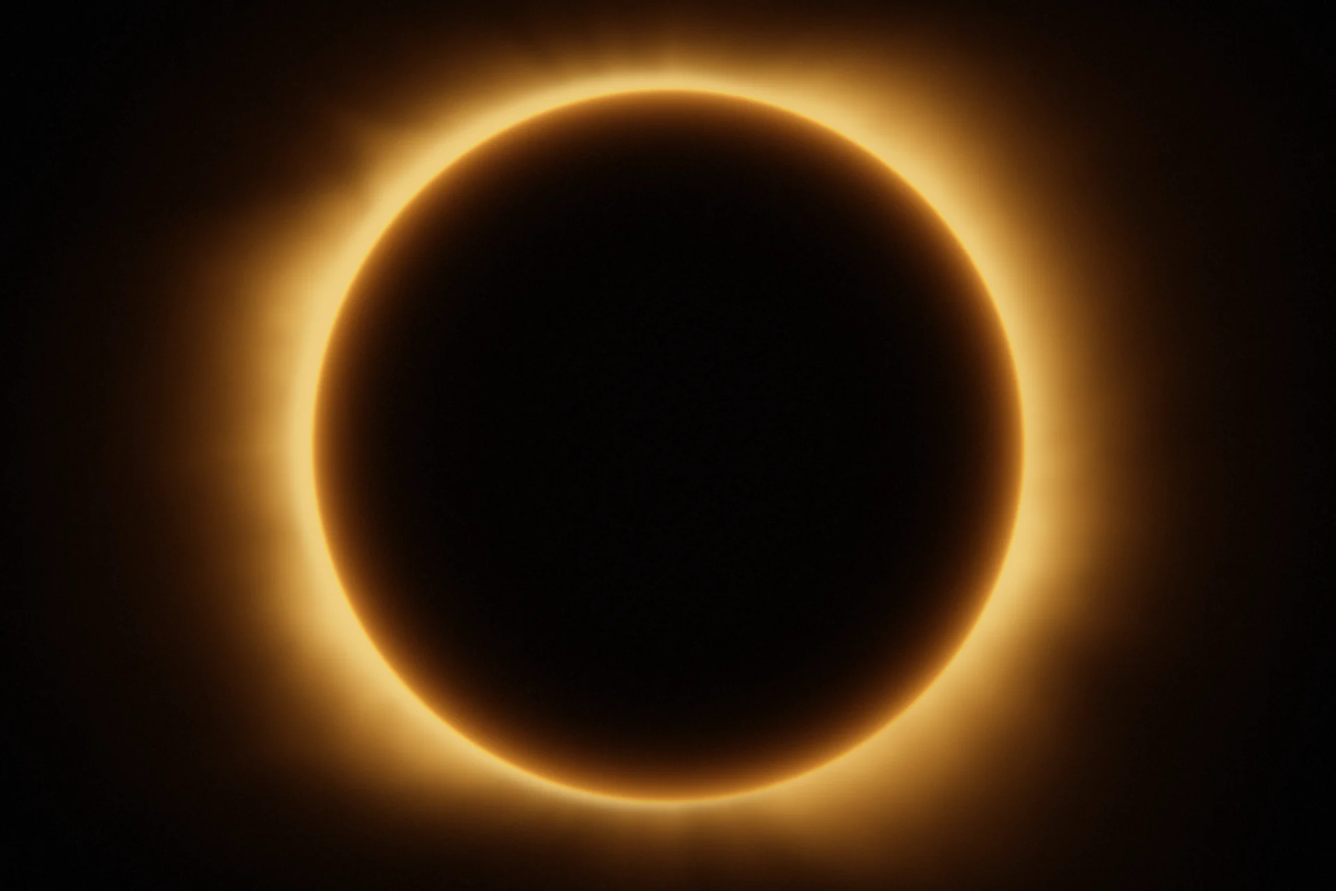 Éclipse solaire totale : le phénomène à ne pas manquer en 2024 - MétéoMédia