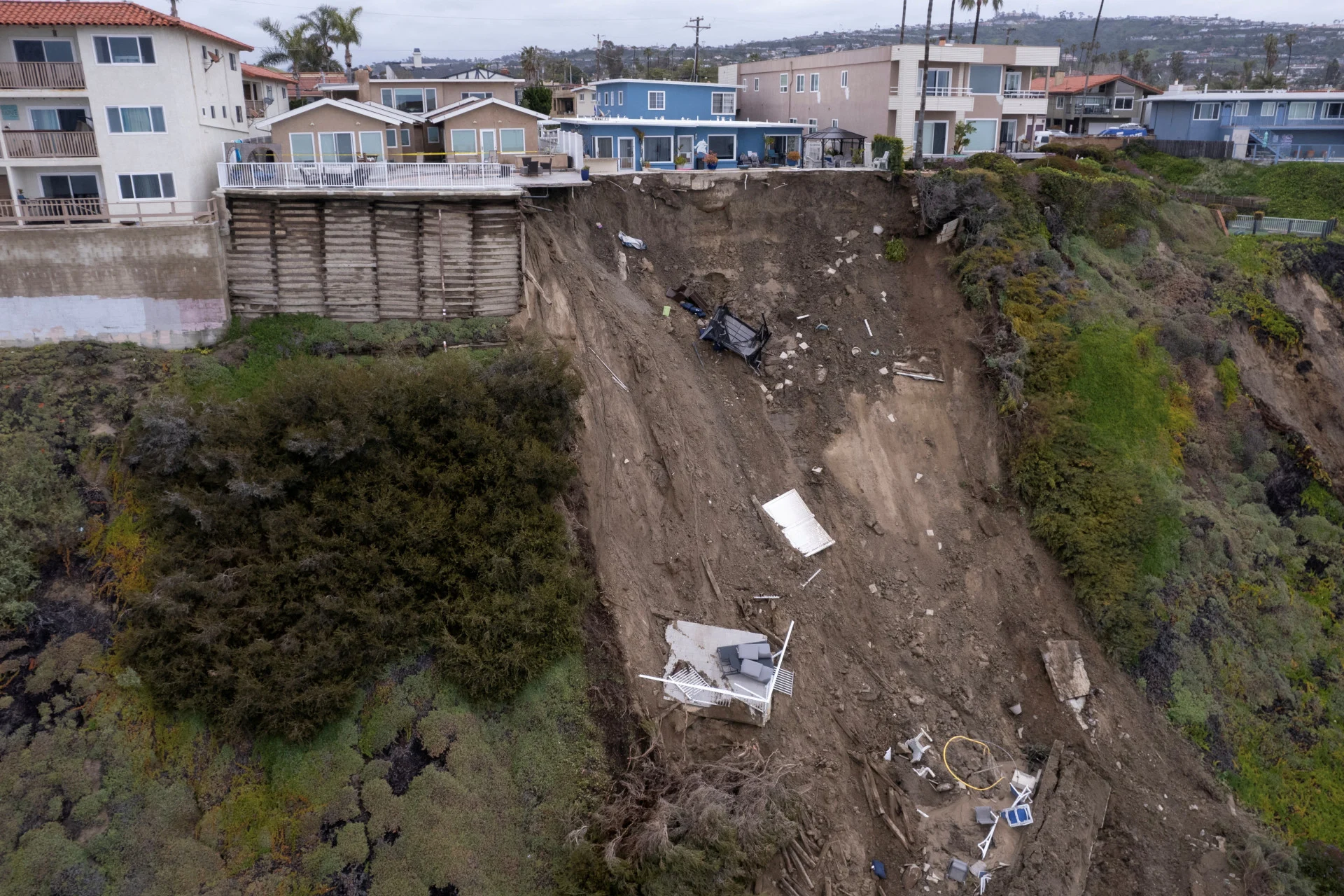 'Nerve-wracking': Homes on the verge of collapse along California coast ...