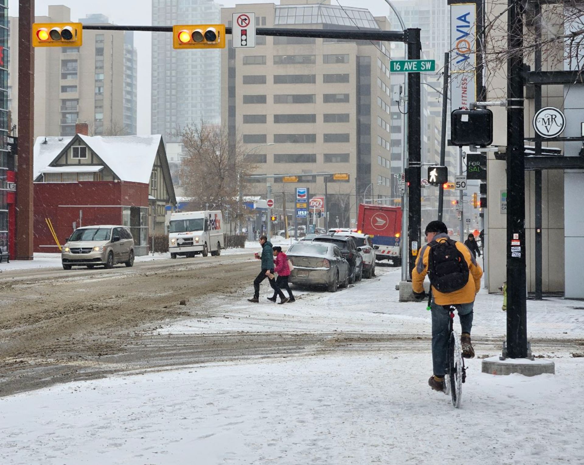 Snow picks up across southern Alberta, multiple commute times impacted ...