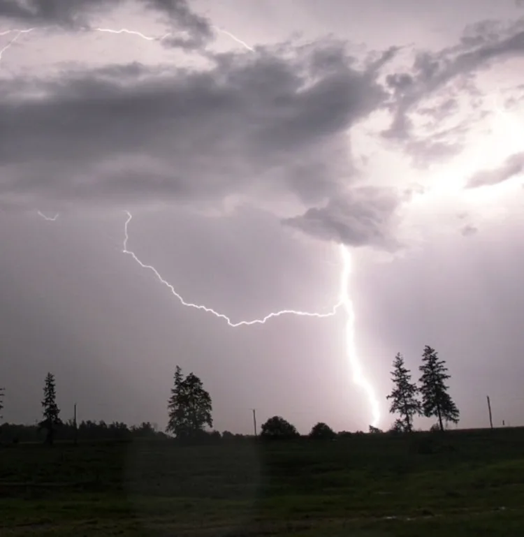 Is it safe to shower during a thunderstorm? - The Weather Network