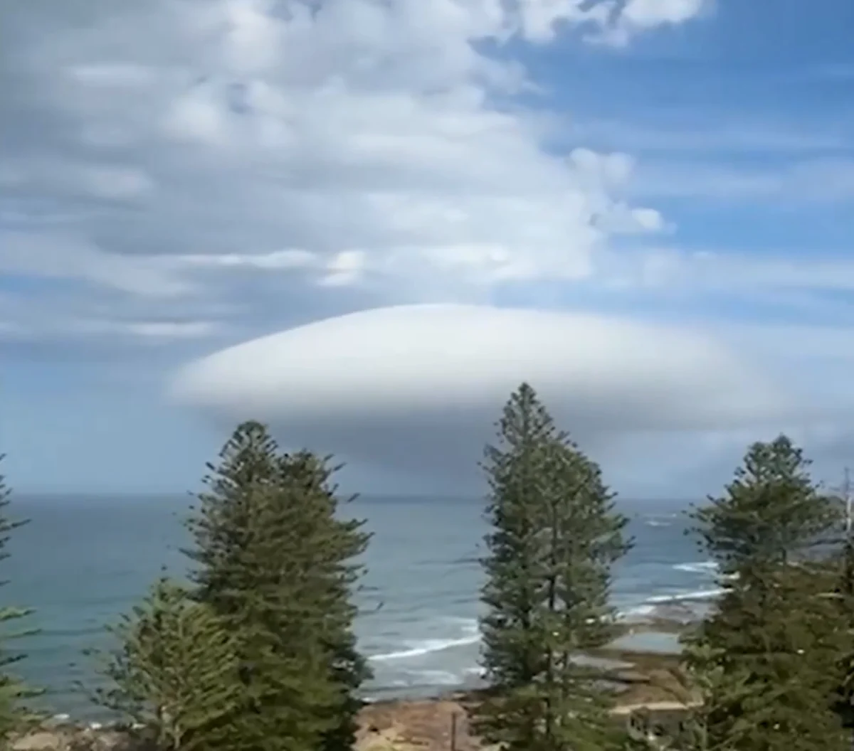 No aliens, just weather: The stunning 'UFO' cloud over Sydney - The ...
