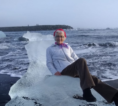 Grandma posing for photos on ice swept out to sea - The Weather Network