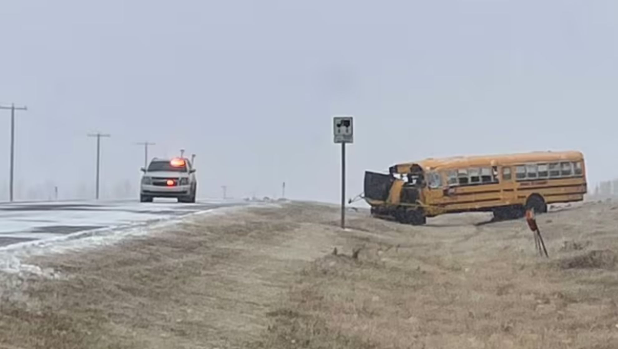 6 injured in school bus rollover near Didsbury, Alta. - The Weather Network