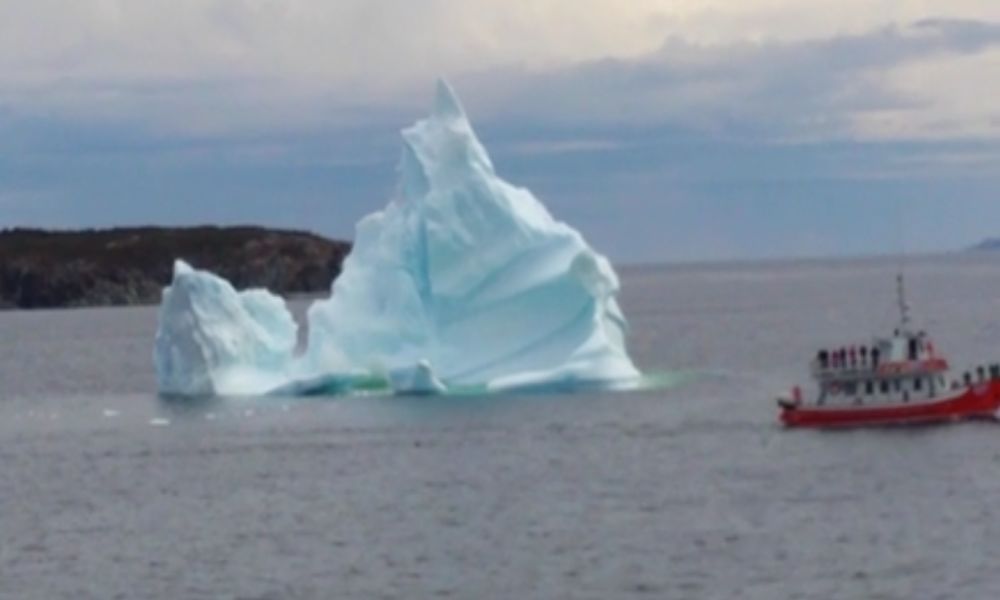 À VOIR : un énorme iceberg s'effondre à côté d'un bateau - MétéoMédia