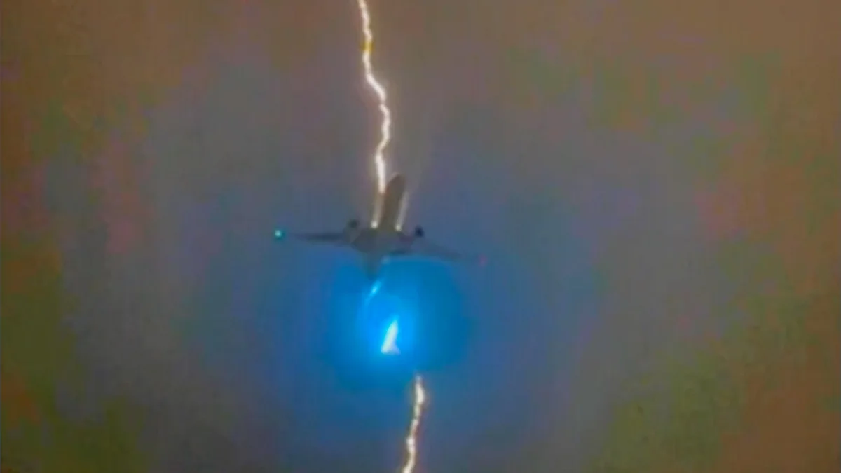 Lightning strikes plane after takeoff from Vancouver airport - The ...