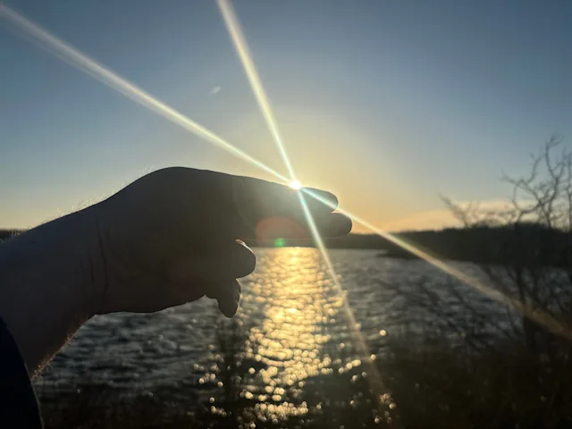 Sunset hack: How to tell the time using only your fingers - The Weather ...