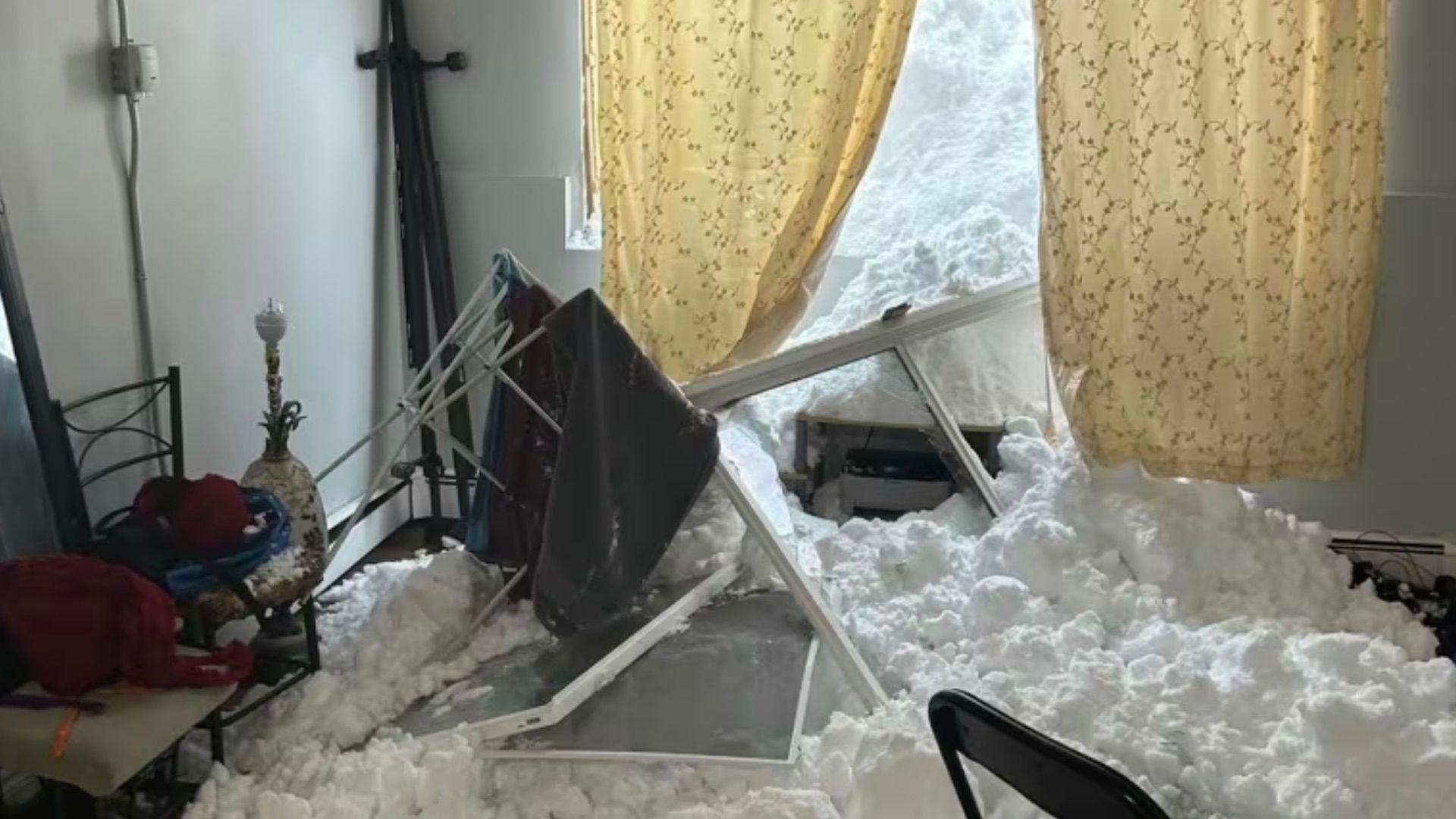 'The Cape Breton way': Condo residents band together after snow busts ...