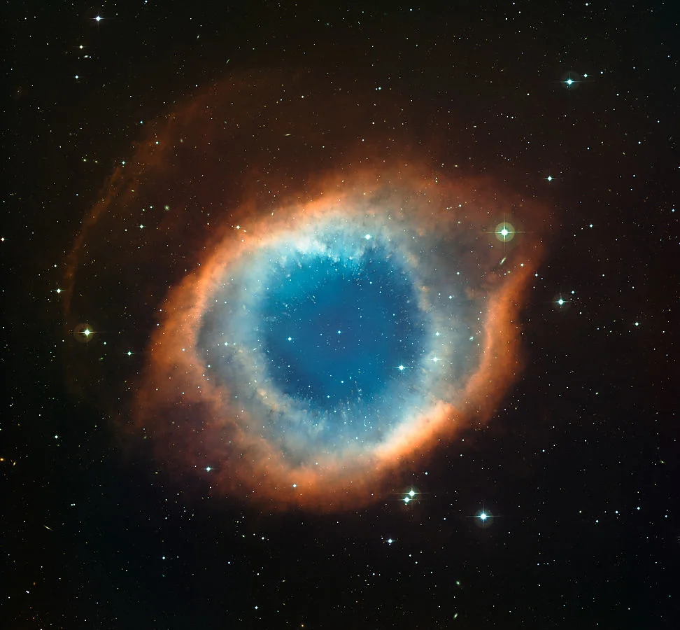 Mystery of the Blue Ring Nebula solved by a 'stellar missing link ...