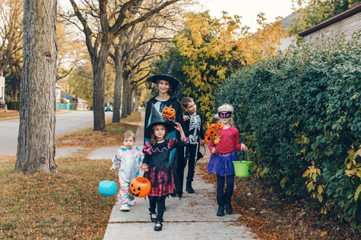 Happy Halloween! Dress for record heat or snow? Your trick-or-treat ...