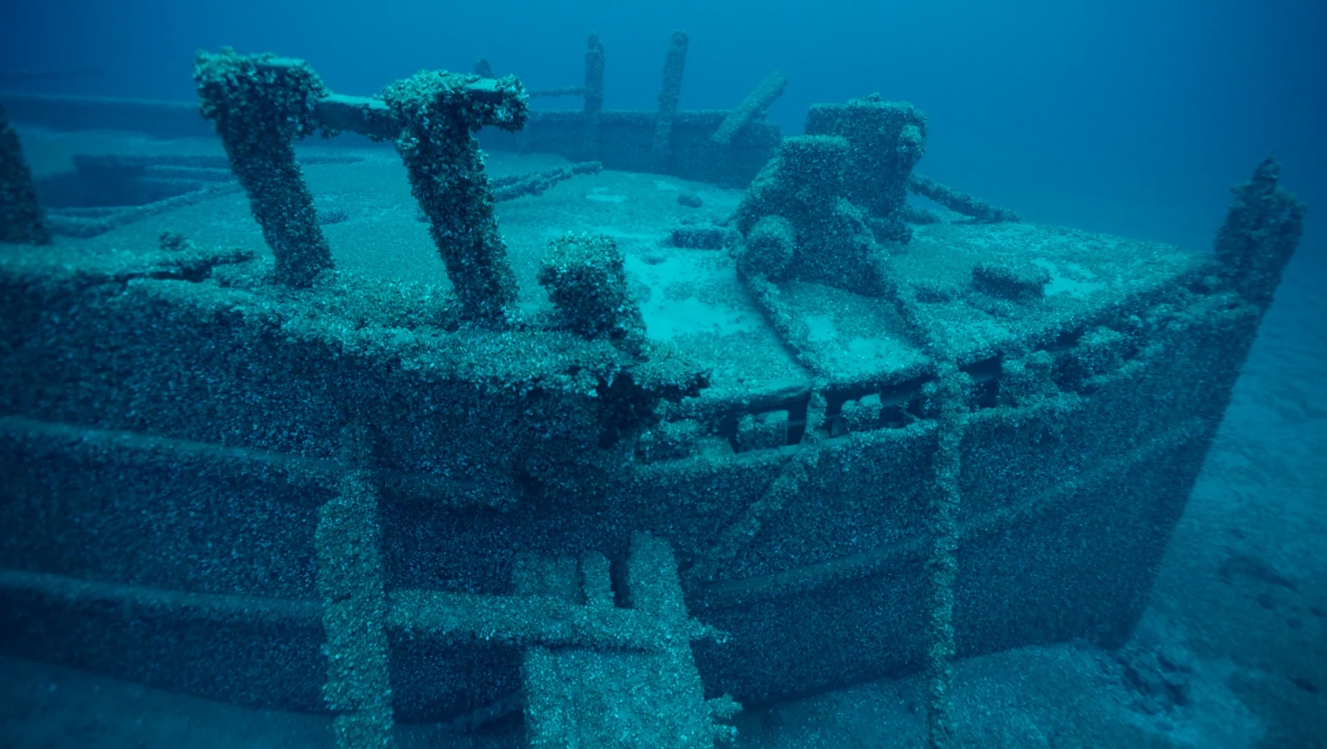 Canadian film crew uncovers century-old shipwreck in stunning Lake ...