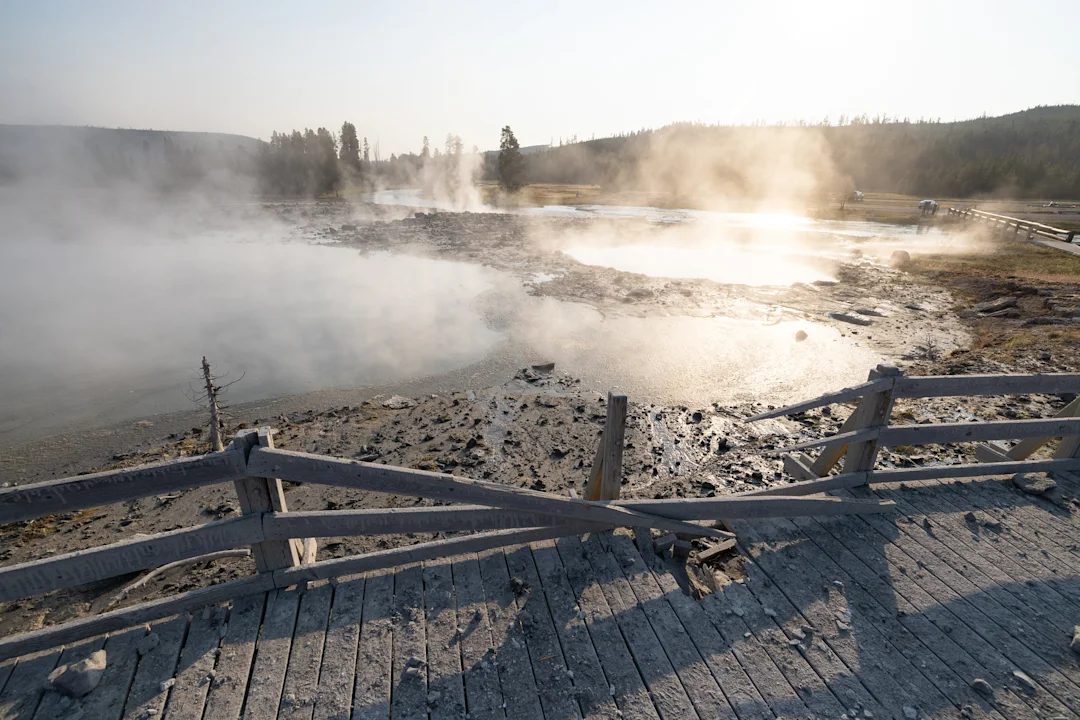 Tourists scramble as surprise explosion at Yellowstone hurls large ...