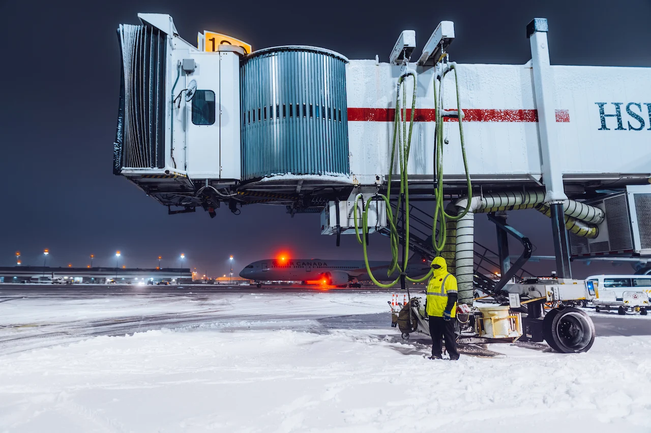How Pearson airport navigates tough winter weather - The Weather Network