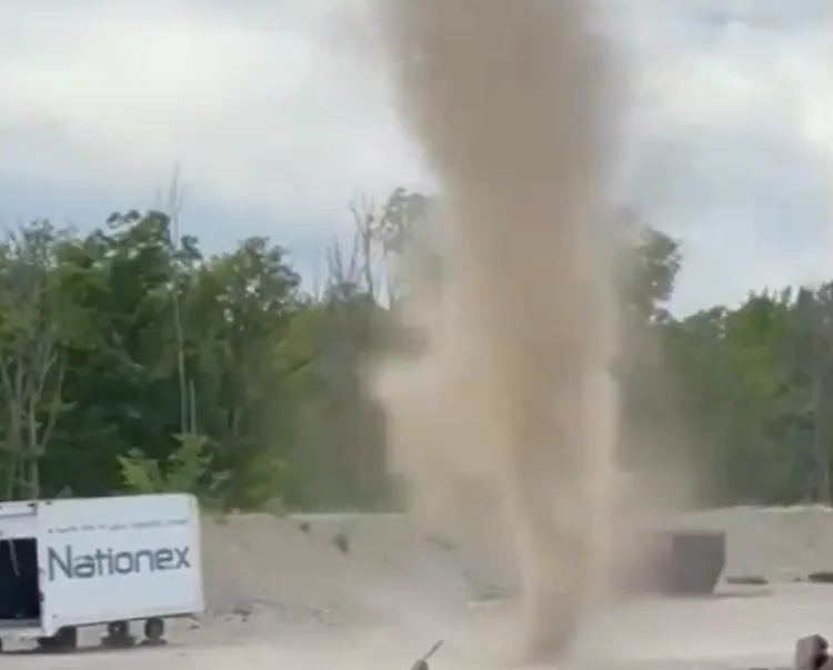 'Mini tornadoes': The difference between steam, snow, and dust devils - The Weather Network