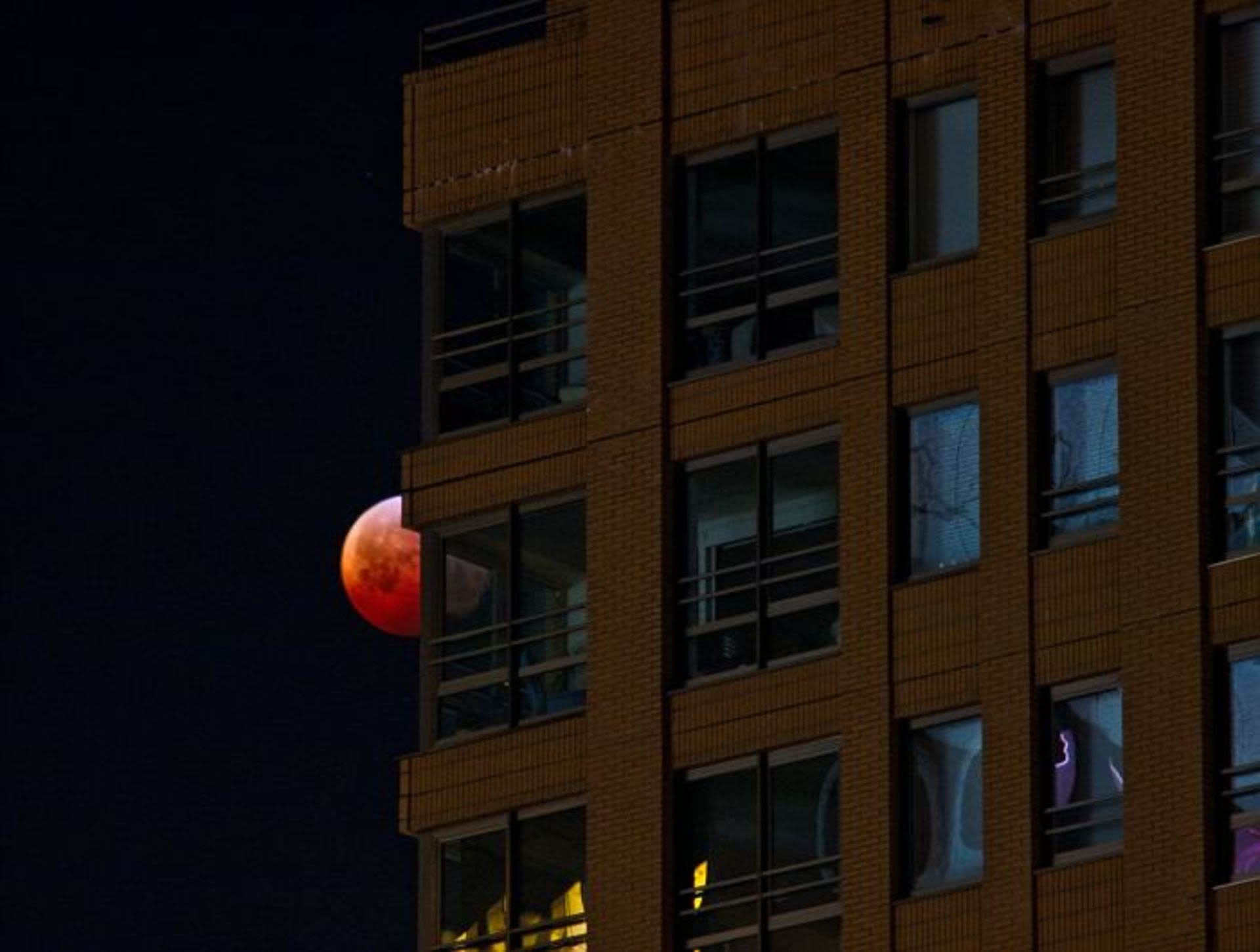 La lune est rouge. Voyez pourquoi - MétéoMédia